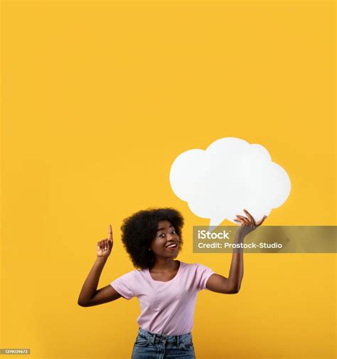 아하 순간 행복한 아프리카 계 미국인 여자 아이디어 연설 거품을 들고 손가락을 가리키는 노란색 배경 대화 풍선 문자 기호에 대한 스톡 사진 및 기타 이미지 Istock