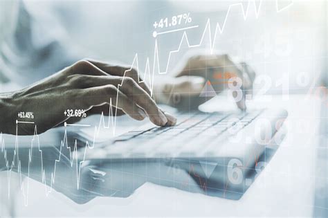 배경 연구 및 분석 개념에 컴퓨터 키보드에 손 입력과 추상 창조적 인 금융 차트의 멀티 노출 가리키기에 대한 스톡 사진 및 기타 이미지 Istock