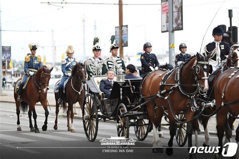 文대통령 마차 타고 스웨덴 공식환영식교민들 환호종합