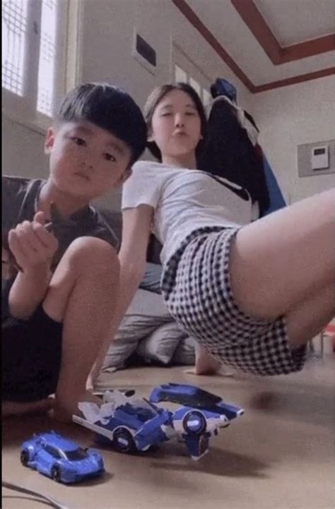 동생이 보는 누나 ㅋㅋㅋ 소녀 의상 크루엘라 웃긴 밈