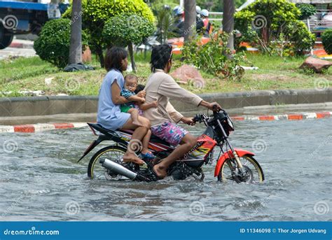 De Regen Van De Moesson In Bangkok Thailand Redactionele Stock Foto
