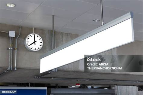 지하철 중앙 기차역의 지붕에 매달려 기차역에서 정보를 공공 시계 및 빈 간판 시계 시간 대기 열차용 시계입니다 여행 및 시간