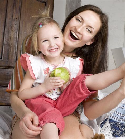 Madre E Hija Felices En La Cama Abrazo Sonriente Imagen De Archivo