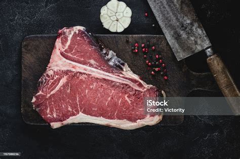 빈티지 도마에 T뼈 스테이크 원시 건조 숙성 쇠고기 건조한에 대한 스톡 사진 및 기타 이미지 건조한 노화 소고기 Istock