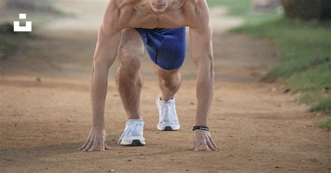 한 남자가 비포장 도로에서 팔굽혀펴기를 하고 있다 사진 Unsplash의 무료 적합성 이미지