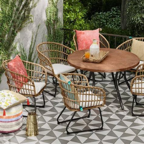 25 Alluring Bistro Set Garden Landscaping Ideas
