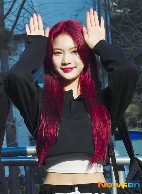 Stayc 아이사 눈에 확 띄는 예쁜 토끼 [포토엔hd] 손에 잡히는 뉴스 눈에 보이는 뉴스 뉴스엔