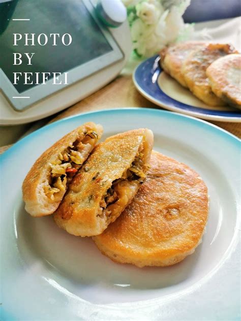 【酸菜馅饼的做法步骤图，酸菜馅饼怎么做好吃】菲菲的美食世界 下厨房