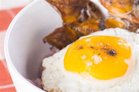 소금에 절인 말린된 물고기와 보라색 쌀 위에 신선한 계란 건강한 생활방식에 대한 스톡 사진 및 기타 이미지 건강한 생활방식 건강한 식생활 건조한 Istock