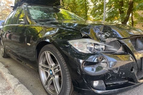 Inatisha Magari Mengi Yalipita Juu Ya Mwili Wa Mwendesha Baiskeli