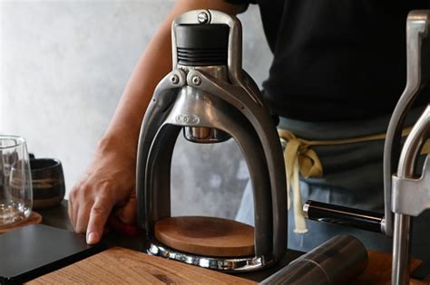 2022년 10월 1일 인도네시아 말랑 록프레소 방식으로 에스프레소를 만드는 바리스타 구이에 대한 스톡 사진 및 기타 이미지 구이 깔때기 남자 Istock