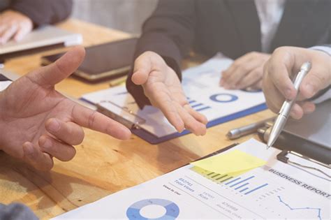 젊은 사업 사람들은 사무실에서 회의 가지고입니다 사업 하 고 직장에서 일 하는 사업가입니다 회의 토론 팀웍 협업 기업 개념 계획에 대한 스톡 사진 및 기타 이미지 Istock