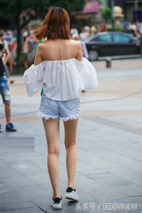 愛拍——低胸露背裝，配上性感熱褲，讓人移不開目光 每日頭條