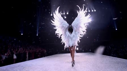 Reignly Victorias Secret Show Is Magical Alas De Victoria Secret