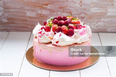 머랭 녹인 초콜릿 신선한 라즈베리와 딸기를 곁들인 핑크 케이크 빵집에 대한 스톡 사진 및 기타 이미지 빵집 케이크 스탠드 거품 내기 Istock
