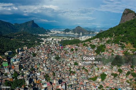 リオデジャネイロブラジルの山に広がるロシーニャファベーラのパノラマ空中写真 ファベーラのストックフォトや画像を多数ご用意 ファベーラ