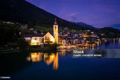 세인트 볼프강과 작은 마을 세인트 볼프강 임 잘츠캄메르구트 어퍼 오스트리아 오스트리아 유럽 숲에 대한 스톡 사진 및 기타 이미지 Istock