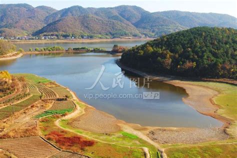 安徽铜陵航拍湖畔美丽乡村 宛如山水田园诗画 人民图片网