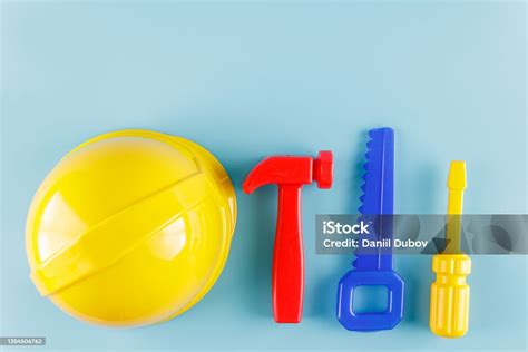 아이들을위한 놀이 세트 작업 장난감 드라이버 망치 톱 쇠톱 헬멧 파란색에 0명에 대한 스톡 사진 및 기타 이미지 0명 건설 산업 건설 장비 Istock