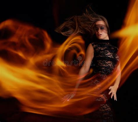 Ragazza Sensuale Nel Dancing Nero Del Vestito Con La Fiamma Fotografia Stock Immagine Di Ballo