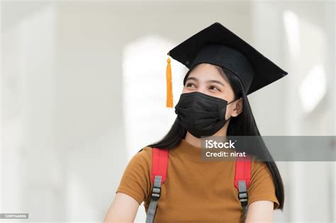 여성 대학생 대학 졸업생 검은 모자를 착용 노란색 술과 전염병 동안 마스크를 착용 20 24세에 대한 스톡 사진 및 기타 이미지 20 24세 검은색 교육 Istock
