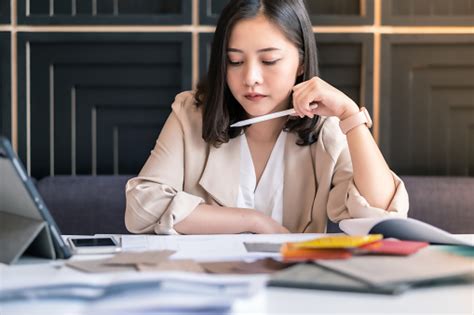 쇼룸에서 재료 샘플 보드작업하는 건축가 또는 인테리어 디자이너 부동산 가정 장식의 사업 창의적인 사람들이 일터에서 일합니다