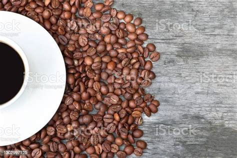 나무 배경에 커피와 커피 콩 한 잔 화이트 커피 컵과 접시 공간을 복사합니다 텍스트에 대 한 배치 0명에 대한 스톡 사진 및