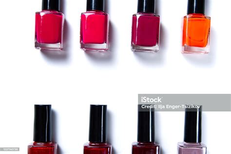 손톱 작업 플랫 평신도 개념 흰색 배경에 화려한 매니큐어의 병 흰색 배경에 고립 된 매니큐어 뷰티 배경 0명에 대한 스톡 사진 및 기타 이미지 Istock