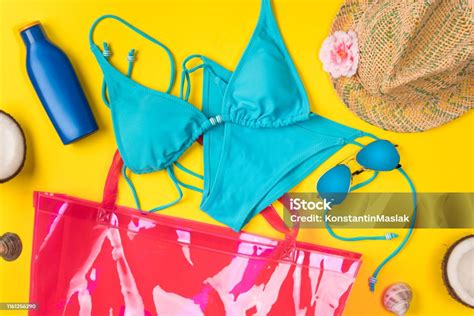 노란색 배경에 해변 테마입니다 비치 백 모자 코코넛 수영복 노란색 배경에 맨 위 보기 0명에 대한 스톡 사진 및 기타 이미지 Istock