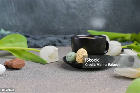 회색 배경과 흰 튤립 위에 거품이 있는 향기로운 커피 한잔 복사 공간 계절에 대한 스톡 사진 및 기타 이미지 계절 꽃 식물 나뭇가지 Istock