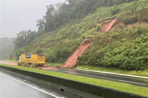 Deslizamentos De Terra Causam Interdições Em Estradas De São Paulo