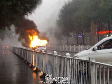 周口市扶溝縣建設局門前有一輛昌河汽車自燃 每日頭條