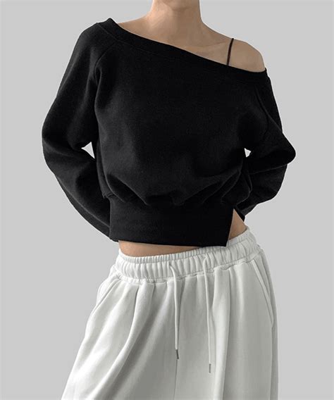 매니크 젤리비 언발 오프숄더 크롭 맨투맨