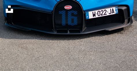 낮에는 회색 콘크리트 포장도로에 주차된 파란색 Bmw M 3 사진 Unsplash의 무료 자동차 이미지