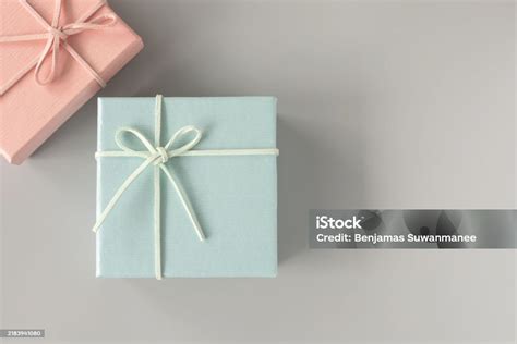 Op View 회색 배경 위에 파란색 선물 상자와 분홍색의 복사 공간이 있는 평면 레이아웃 생일 축하 감사 축하 어머니의 날 기념일 발렌타인 데이를 컨셉으로 한 선물 상자