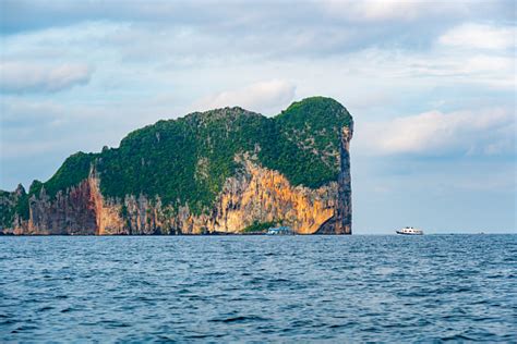 태국 코피피 섬의 석회암 바위 전망 긴 꼬리 보트에서 볼 수 있습니다 이국적이고 열대적인 자연 여름 낙원 경관에 대한 스톡 사진 및 기타 이미지 Istock