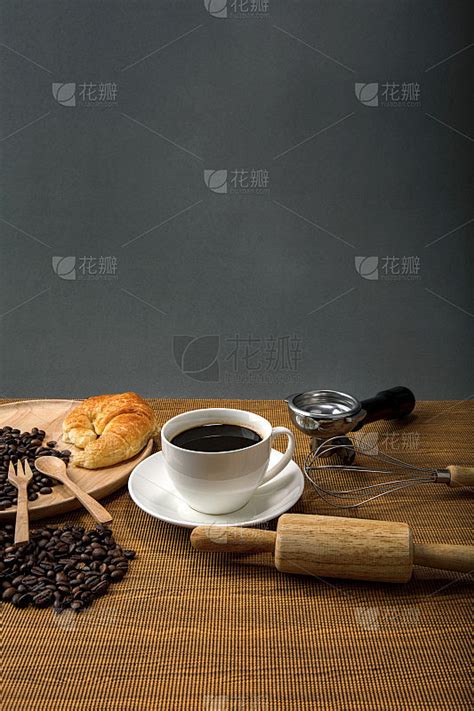 咖啡杯豆子和羊角面包放在木桌上为你的文本留出空间