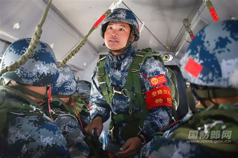 空降兵某部首批“00”后新兵完成军旅生涯“第一跳” 中华人民共和国国防部