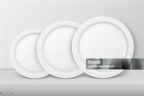 벡터 3d 현실적인 흰색 도자기 플라스틱 또는 종이 일회용 식품 접시 접시 세트 다른 크기 클로즈업 전면 뷰 디자인 템플릿 그래픽 브랜딩 Id 인쇄 등에 대한 모형 0명에