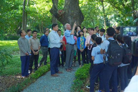 ឯកឧត្តម សាយ សំអាល់ និងឯកអគ្គរដ្ឋទូតបារាំង អញ្ជើញដាំដើមកូនឈើ ក្នុងបរិវេណស្ថានទូត