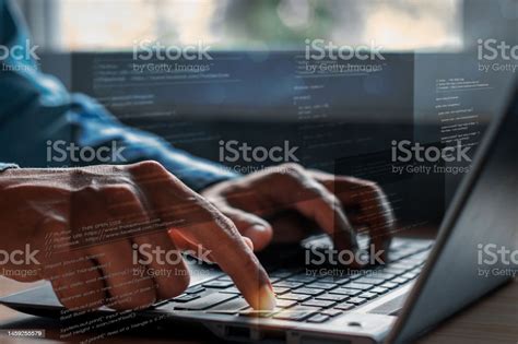 디지털 기술 소프트웨어 개발 개념 코딩 프로그래머 가상 화면에서 회로 기판 및 자바스크립트가 있는 노트북에서 작업하는 소프트웨어