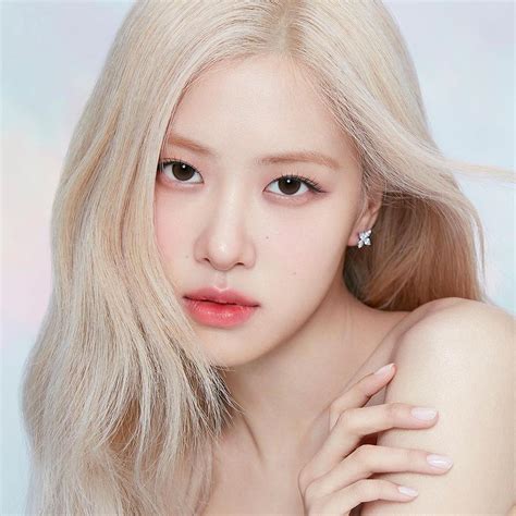 Stage ပေါ်မှာ မဖျော်ဖြေခင် အကလေ့ကျင့်နေတဲ့ ကောင်မလေး။🫶🏻🖤 လေ့ကျင့်နေချိန်တောင် သူမရဲ့ဆံပင်ကတော့