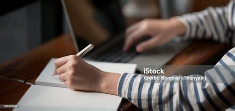 랩톱 컴퓨터에 입력하고 노트북에 아이디어를 작성하는 동안 자신의 프로젝트에서 작업하는 여성의 클로즈업 보기 개념에 대한 스톡 사진 및 기타 이미지 Istock