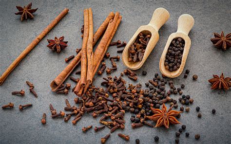 나무 숟가락에 향신료와 허브의 다양한 플랫 누워 향신료 재료 정향 후추 계피와 어두운 돌 배경에 스타 아니스 강황에 대한 스톡 사진 및 기타 이미지 Istock
