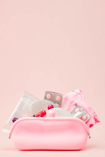 여성 친밀 한 위생 제품분홍색 배경에 생리대 패드와 탐폰 복사 공간 생리 기간 개념입니다 평면도 평 신도 복사 공간 월경에 대한 스톡 사진 및 기타 이미지 Istock