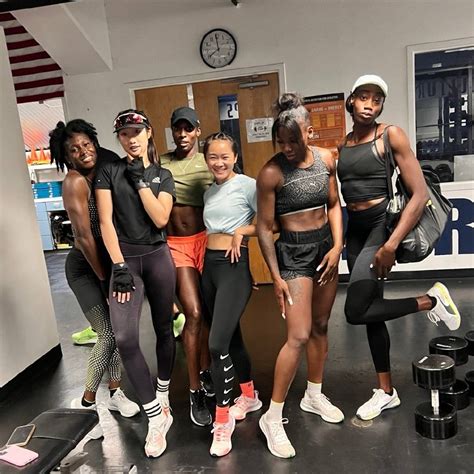 梁小静晒健身房摆拍 直言难为情只适合撸铁图 搜狐大视野 搜狐新闻