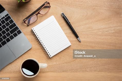 빈 노트북 노트북 컴퓨터 블랙 커피 한 잔 및 용품이있는 나무 사무실 책상 테이블 복사 공간이있는 상단보기 평평한 평신도 노트북에 대한 스톡 사진 및 기타 이미지 Istock