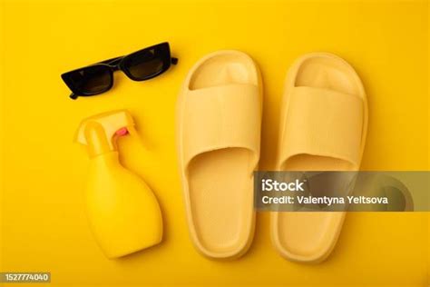 노란색 바탕에 자외선 차단제 Spf 자외선 차단제의 플라스틱 병 자외선 차단제 선택 여름 여행 해변 플랫 레이 구성 배너 여름 휴가와 Spf 자외선 차단 스킨 케어 개념