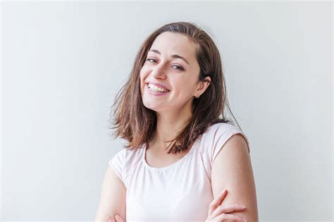 행복한 소녀 미소 아름다움 초상화 젊은 행복 한 웃음 갈색 머리 여자 에 흰색 배경 고립 된 유럽 여성입니다 긍정적 인 인간의 감정 얼굴 표정 신체 언어 갈색 머리에 대한