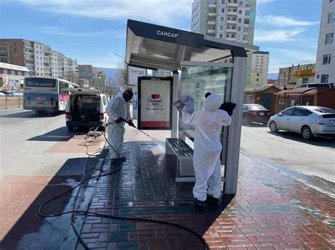 Нүхэн гарц автобусны буудлуудыг угааж байна